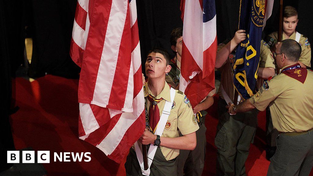 Boy Scouts move to accept girls prompts backlash - BBC News