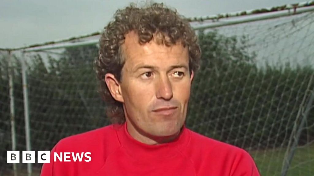 Barry Bennell sex abuse trial set for January - BBC News