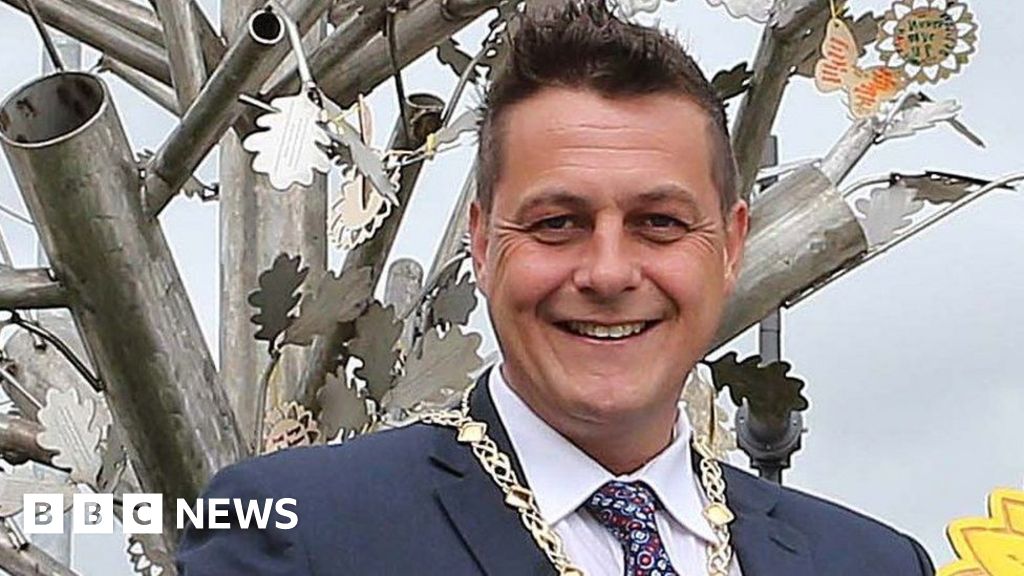 Former DUP mayor of Derry and Strabane quits party - BBC News