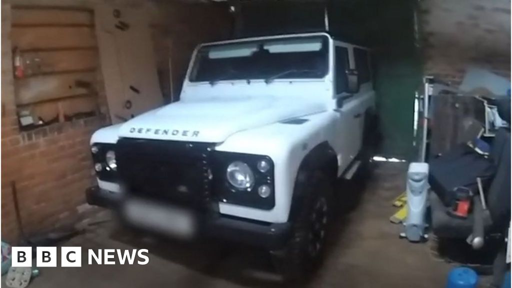 Land Rovers found in Doncaster 'chop shop' raid - BBC News