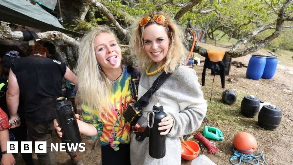 Forgotten reality stars finally return from the wilderness - BBC News