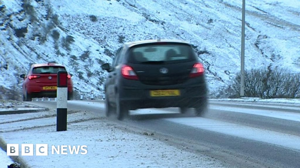 Snow falls across parts of Wales - BBC News