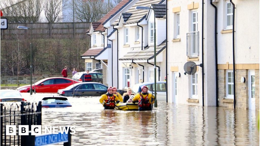 Homes flooded by burst water main in Bathgate - BBC News
