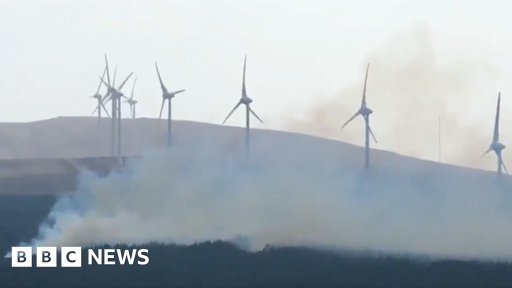 Firefighters tackle serious wildfire on Skye - BBC News