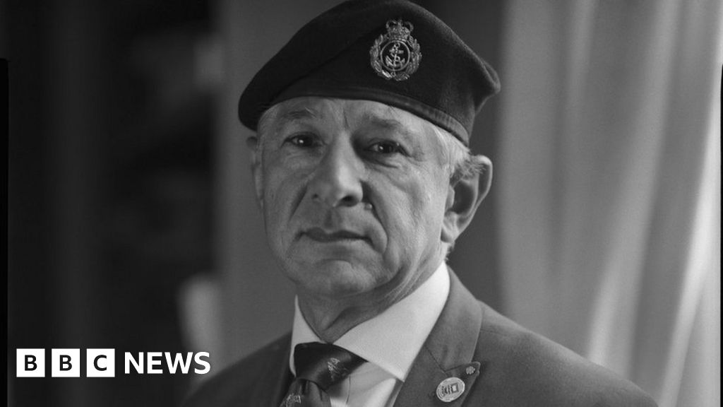 Falklands War: Scottish veterans pictured on 40th anniversary - BBC News