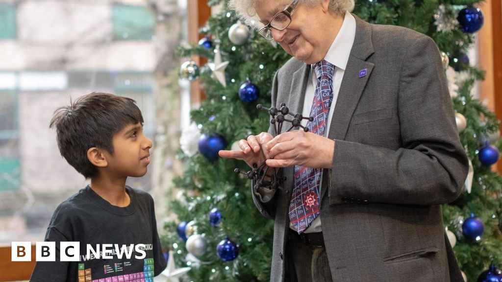 US boy meets scientist Martyn Poliakoff in Nottingham - BBC News