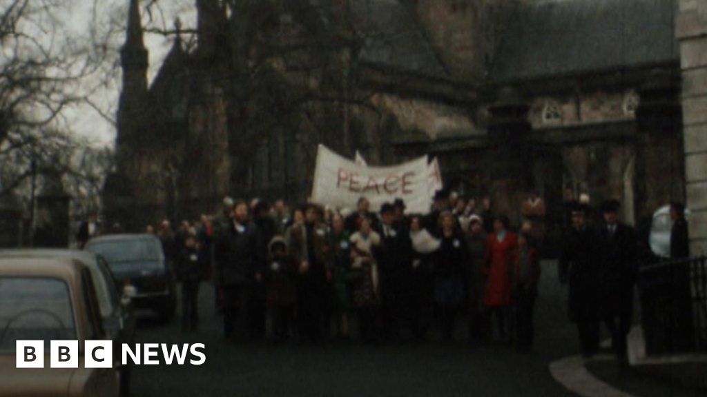 Peace People founder dies - BBC News