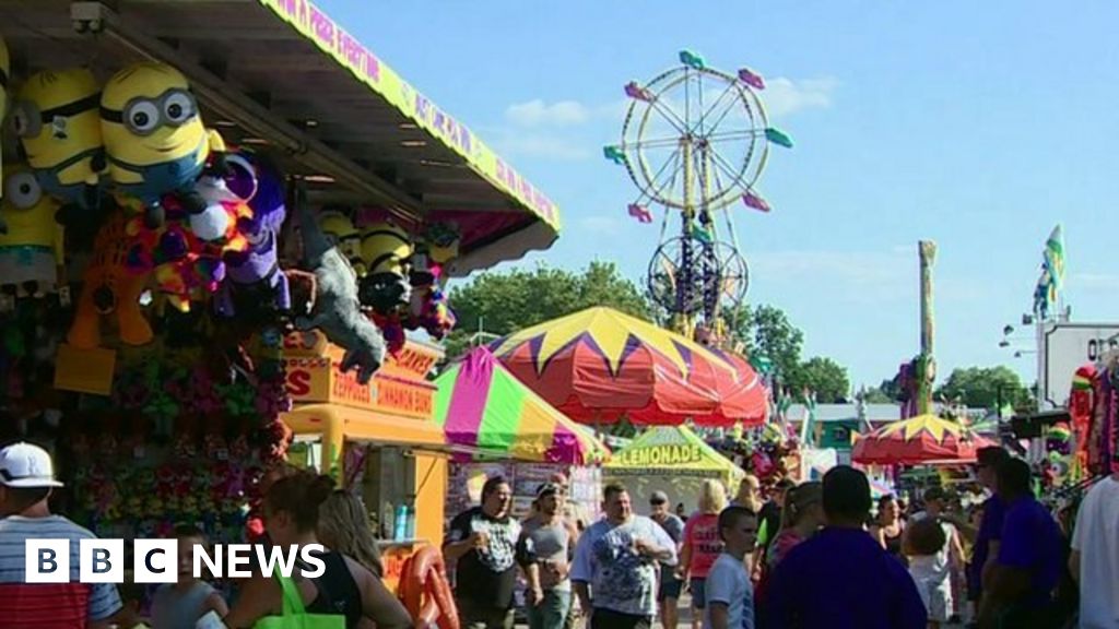 Presidential contenders appear at Iowa state fair - BBC News