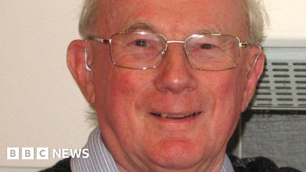 Shoreham air crash inquests: Last victim Graham Mallinson named - BBC News