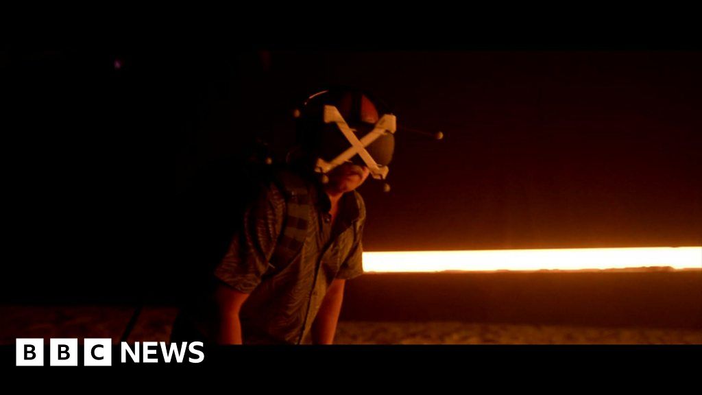 Feeling what it's like to cross the US border - BBC News