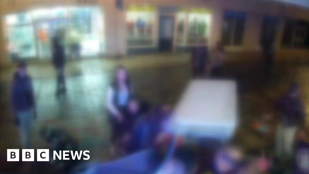 Hull: Gang's Whitefriargate shop attack caught on CCTV - BBC News