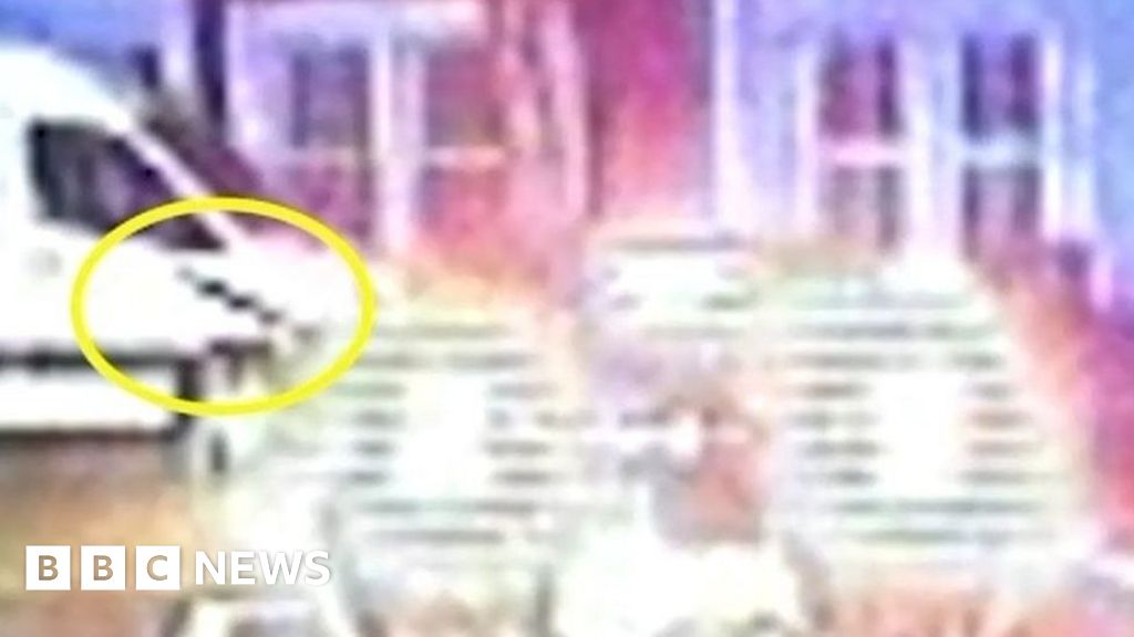 Armed police ram gunmen's car in east London - BBC News