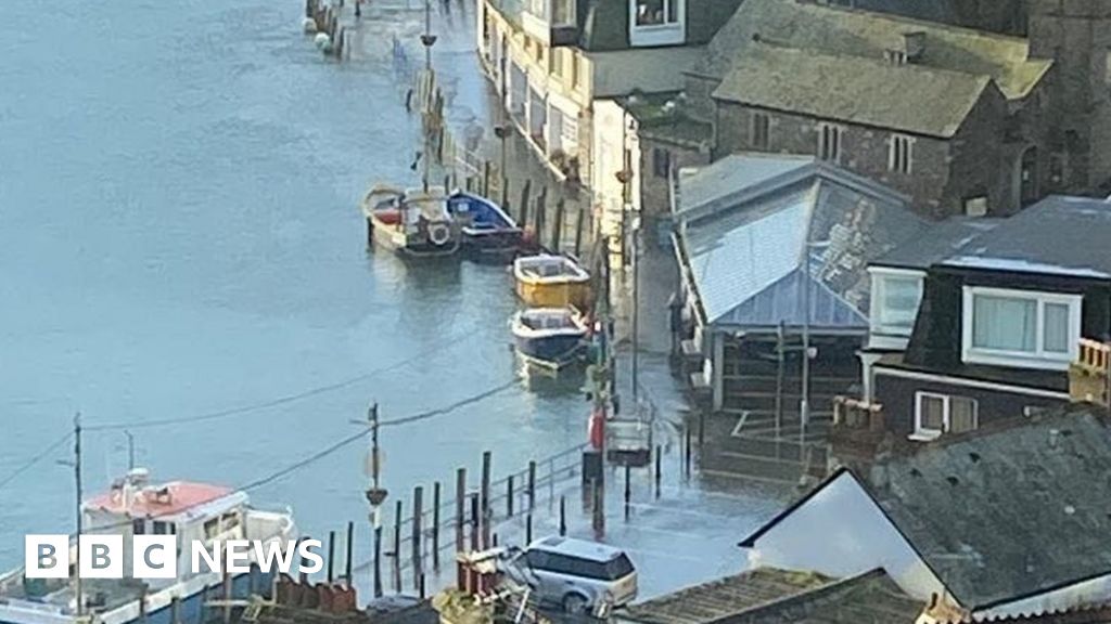 Looe Quay Road flooding: Spring tides transport delays - BBC News
