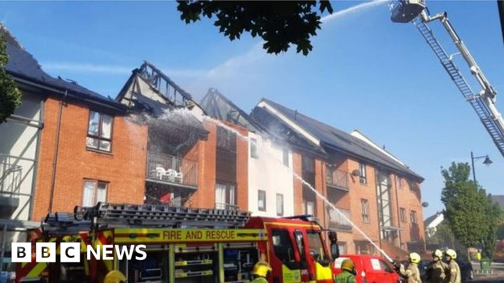 Basingstoke flat complex blaze began by accident - fire service - BBC News