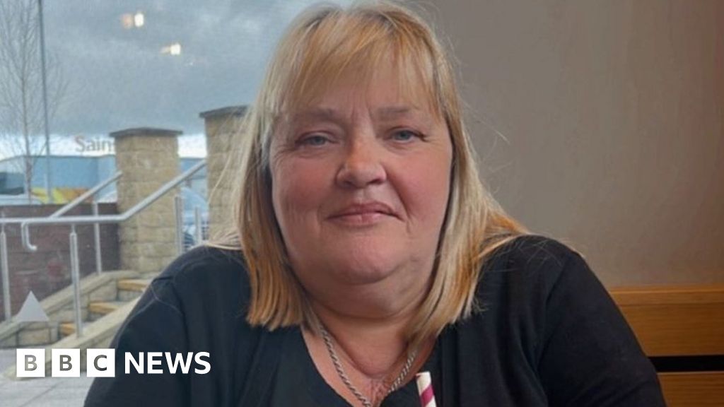 Waterlooville murder probe victim was 'devoted grandmother' - BBC News