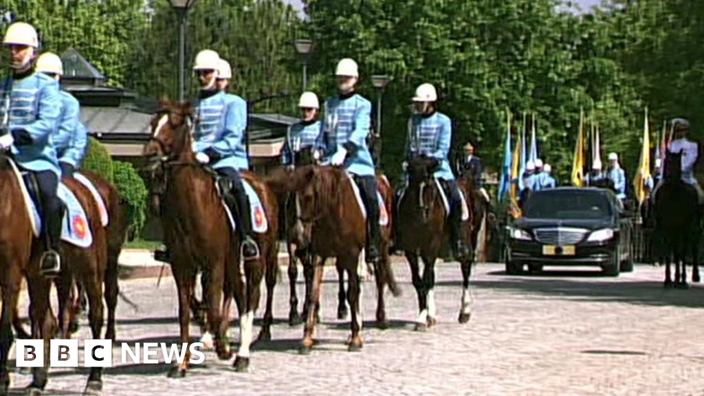 Turkey failed coup: Purge disbands presidential guard - BBC News