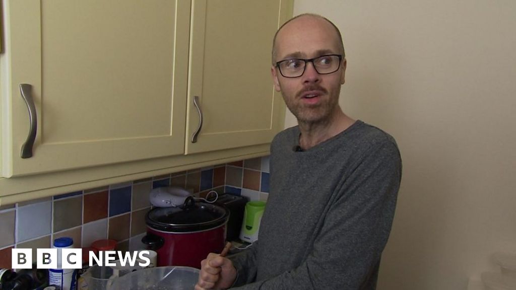 Increase in cases of men suffering from eating disorders - BBC News