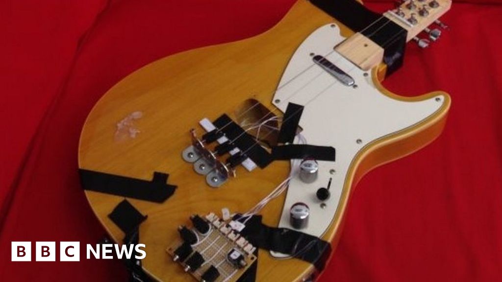 The importance of a one-handed saxophone - BBC News