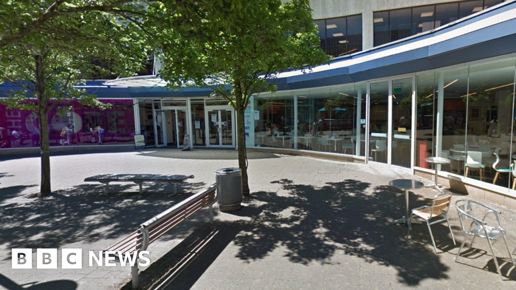 Solihull's Core Theatre shuts after dangerous concrete found - BBC News