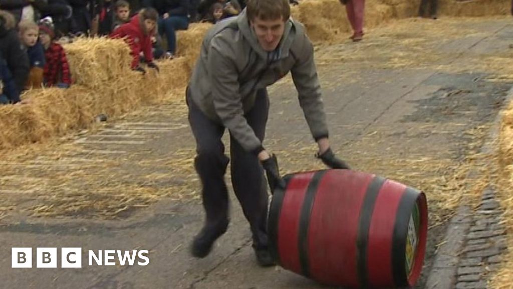 Rolling out the barrel for 60 years in Denbigh - BBC News