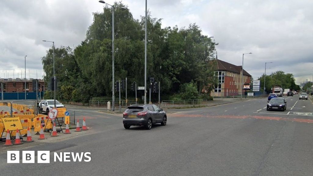 Manchester: Girl, 6, and man injured after two-vehicle crash - BBC News