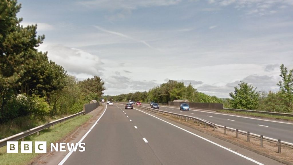 Driver dies in one-vehicle crash on the A92 in Glenrothes - BBC News