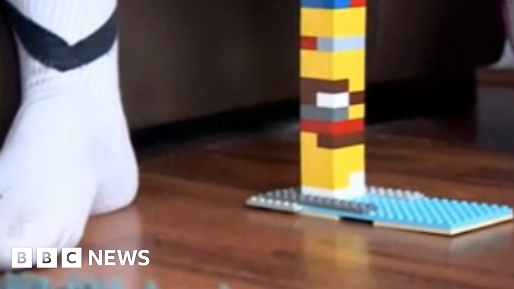 A man who lost part of his leg stands on a limb made from Lego - BBC News