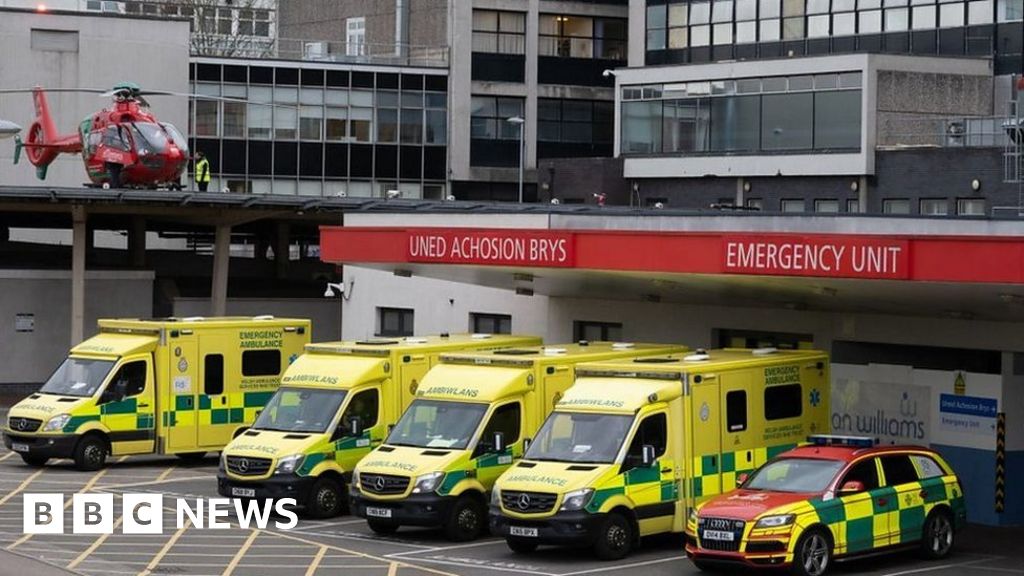 NHS Wales: Staff describe enormous pressure on healthcare - BBC News