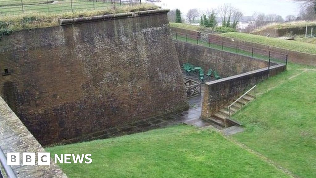 Chatham Fort Amherst storytellers sought for new tours - BBC News