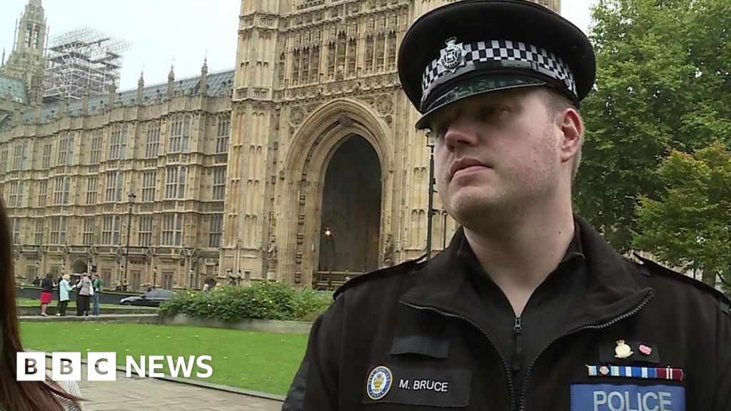 999 police and NHS workers on assaults by the public - BBC News