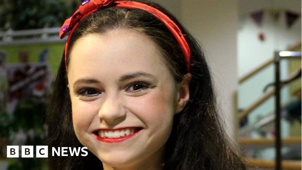 So terrified of eating I stopped growing at 11 - BBC News