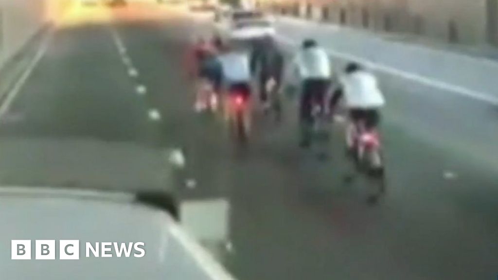 'Road rage' lorry driver drenches Australian cyclists - BBC News