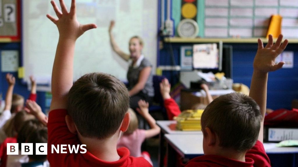 Boys 'twice as likely to fall behind girls' in early years - BBC News