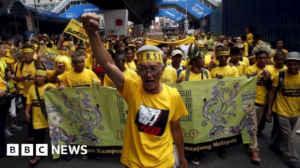Malaysia protests: Anger on Kuala Lumpur's streets - BBC News