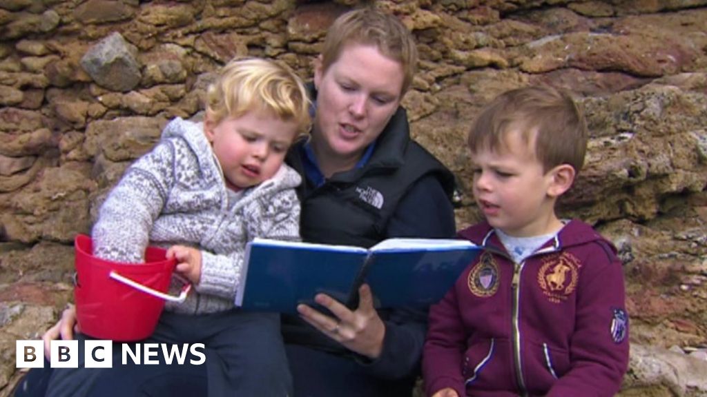 How terminally-ill Heidi is preparing children for her death - BBC News