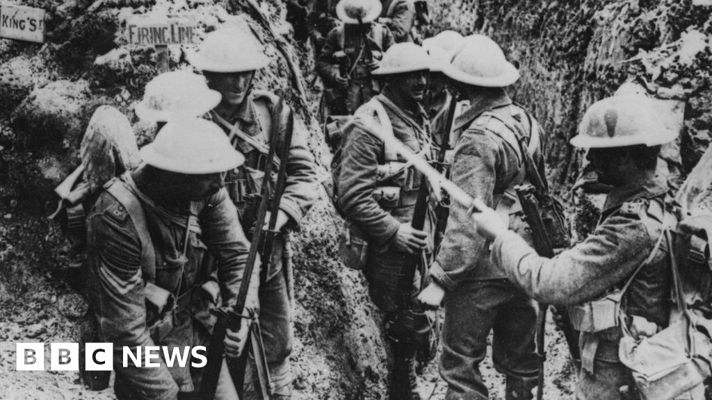 Battle of the Somme: Why are the Accrington Pals famous? - BBC News