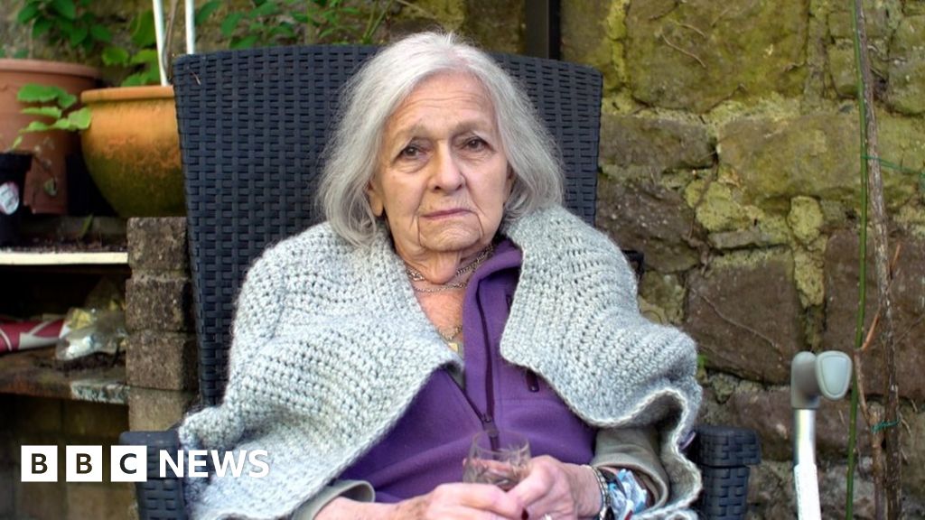 VE Day: Never give up hope says Auschwitz survivor - BBC News