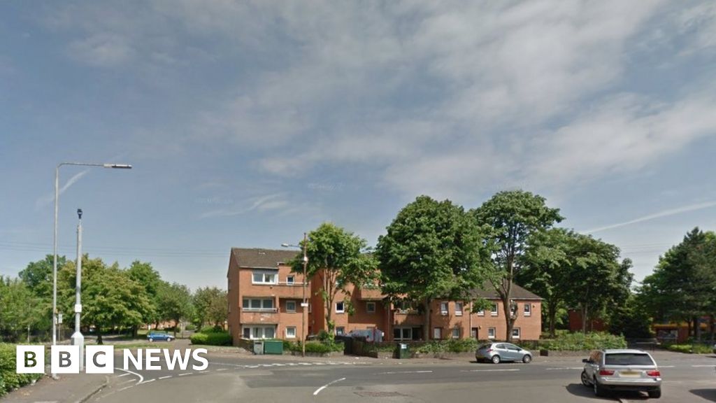 Man chased then stabbed in street in Govan in Glasgow - BBC News
