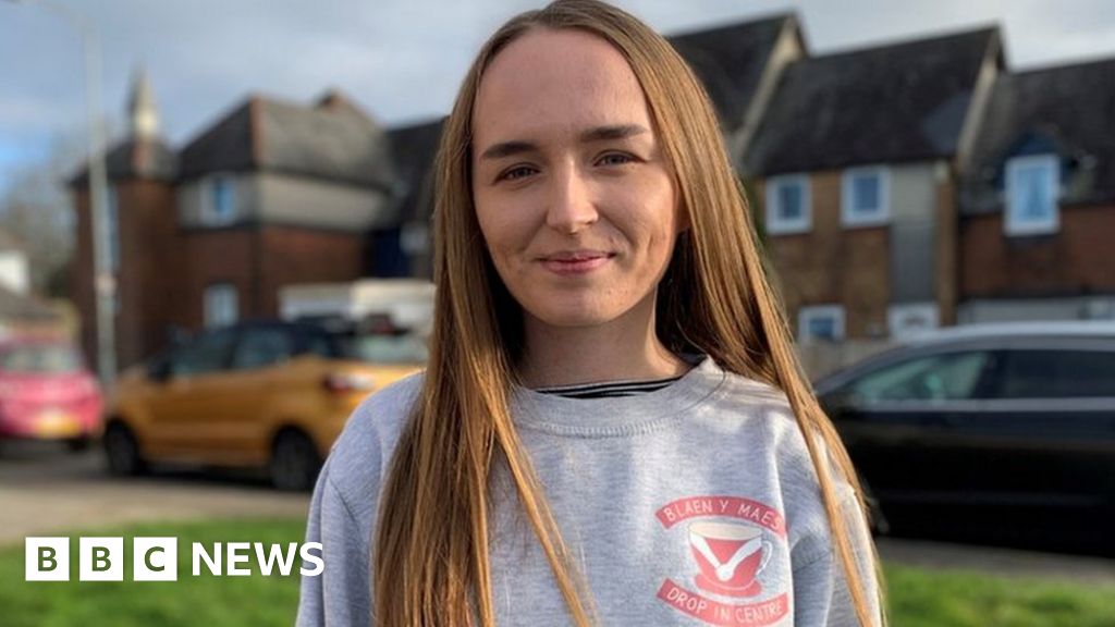 Blaenymaes: Council estate project spreading Christmas cheer - BBC News