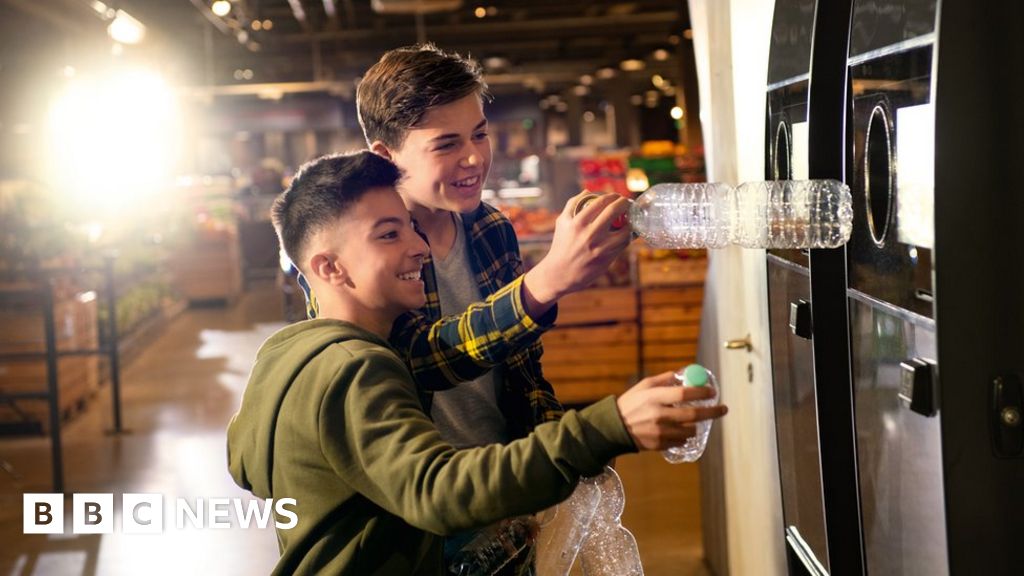 Scottish deposit return scheme plan praised - BBC News