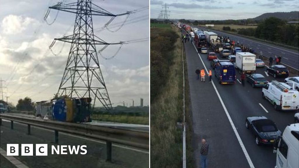 M56 closed near Daresbury after tanker overturns - BBC News