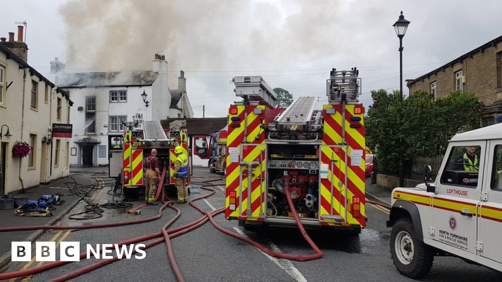 Gargrave pub fire: Man critical after roof rescue - BBC News