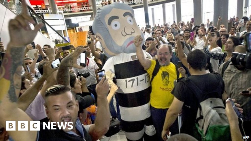 Protests as Brazil's ex-leader Lula questioned over fraud - BBC News