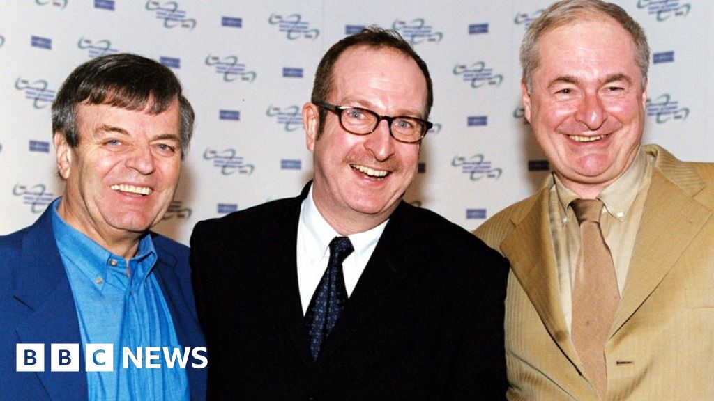 Steve Wright: DJs pay emotional tributes to 'radio legend'
