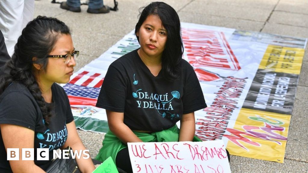 Daca Dreamers: Obama says axing young migrant scheme is wrong - BBC News