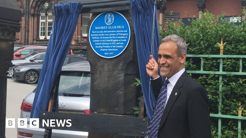 Blue plaque honour for 'first A&E doctor' Maurice Ellis - BBC News