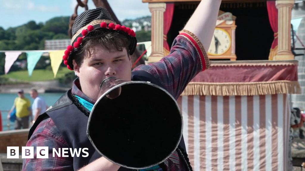 Seaside entertainment skills taught to trainees - BBC News