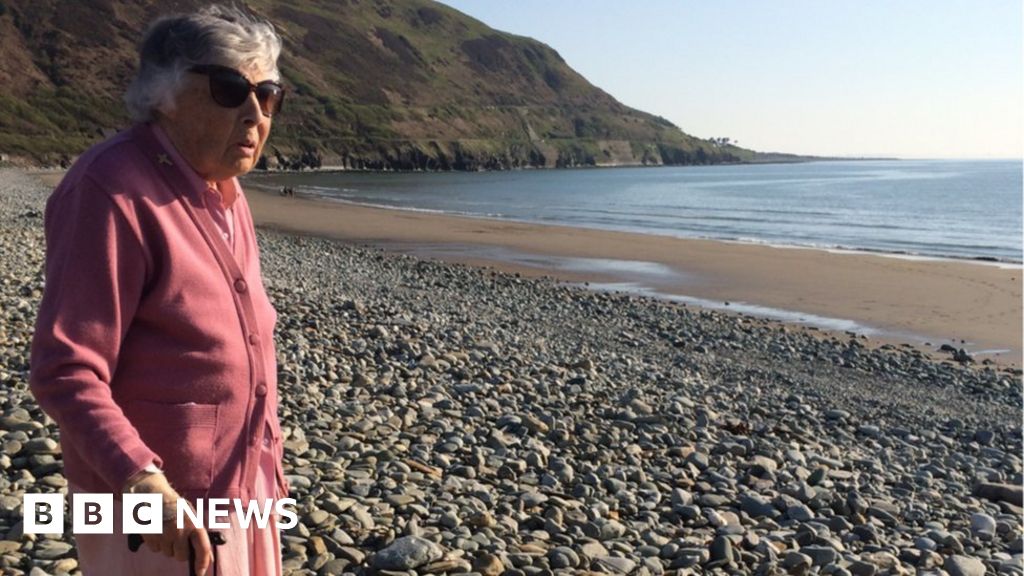 Joyce Currie, 93, in Fairbourne beach access ramp campaign - BBC News