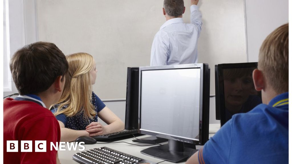 Computing GCSE 'leaves girls and poorer students behind' - BBC News