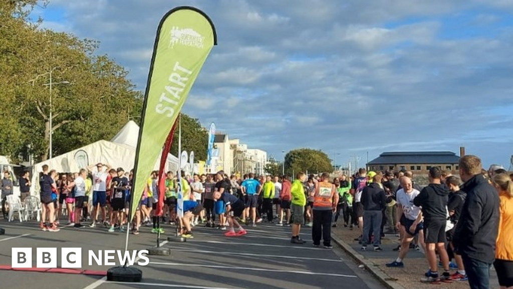 Guernsey Marathon: Hundreds of runners complete course - BBC News
